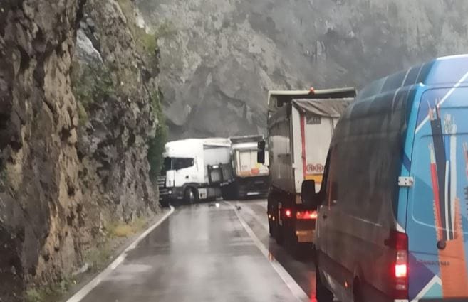 Sudar dva šlepera u kanjonu Morače - Gradski portal