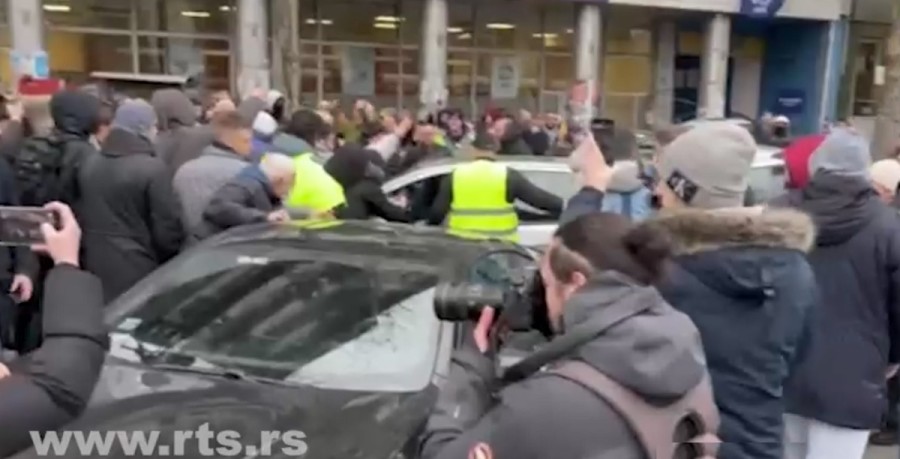 Vozilom pokušao da probije blokadu, odbornici izbačeni iz Gradske kuće - Gradski portal
