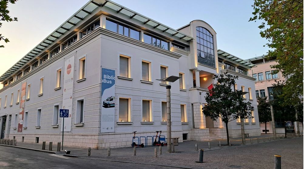Izložba poštanskih maraka večeras na platou ispred Narodne biblioteke ...